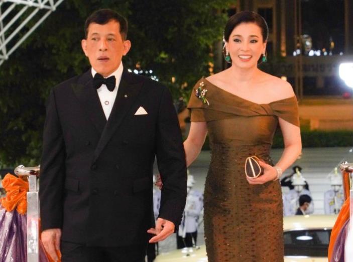 Queen Sutida looks better when she is fat! The off-the-shoulder dress is graceful and luxurious ...