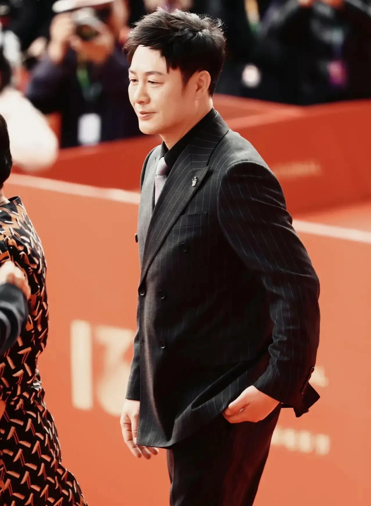 Chen Kaige shook hands with Zhang Songwen with one hand, and was ...