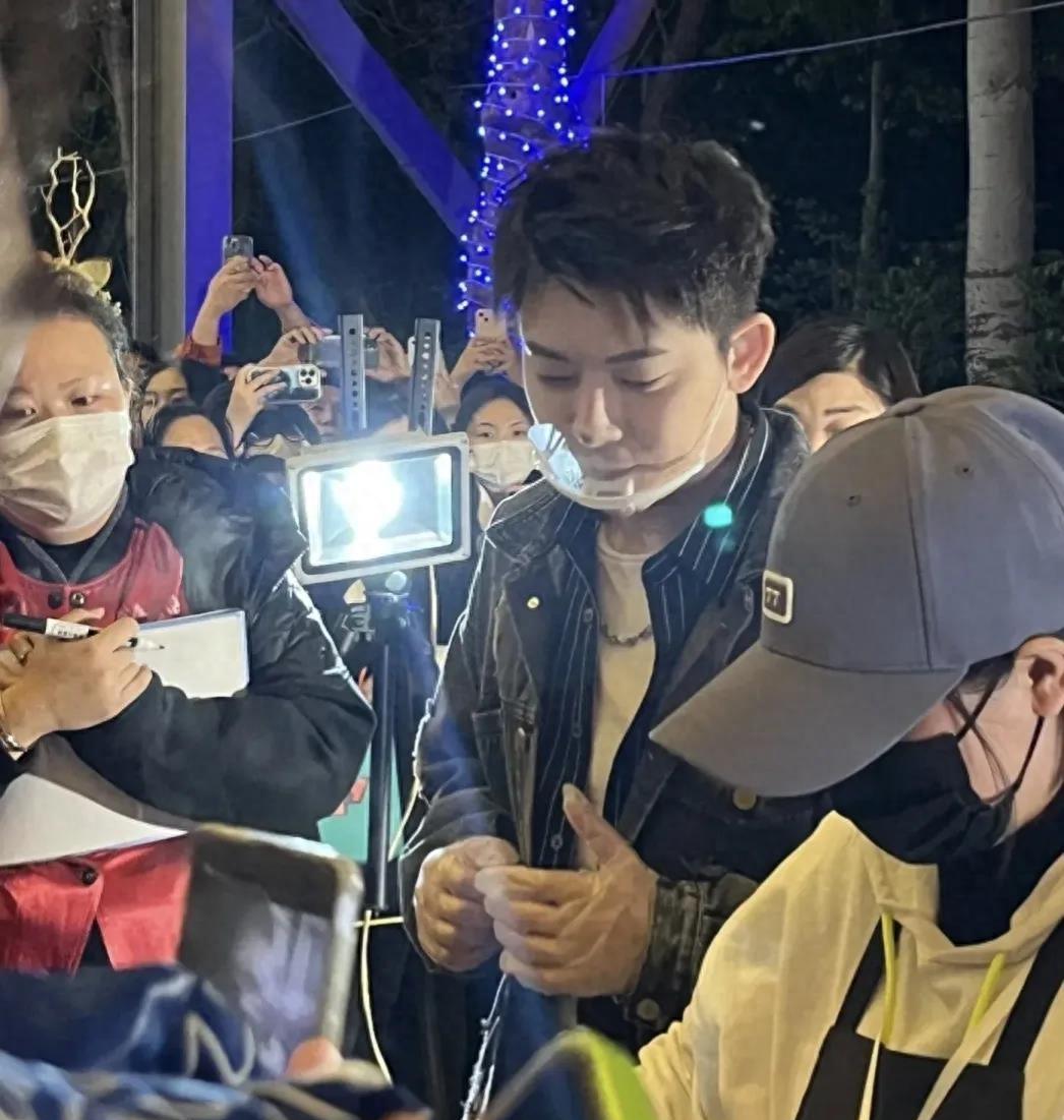 33-year-old Chen Xiang set up a street stall in Beijing, selling stinky ...