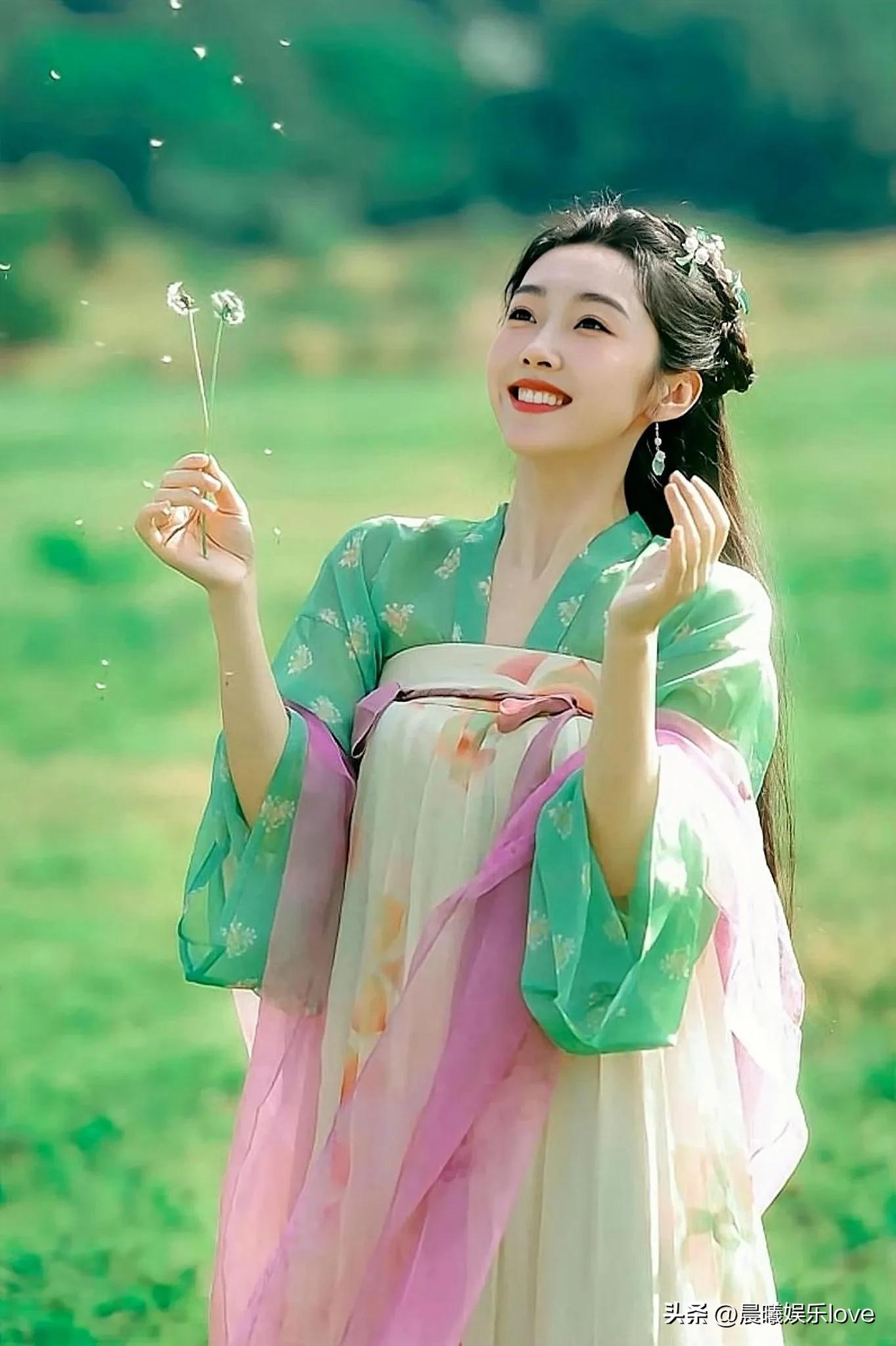 Xuan Lu is known as the flower fairy in ancient costumes, she is so ...