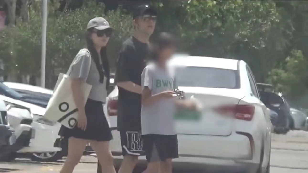 Li Jian's family of three seldom show up! The first love wife is tall ...