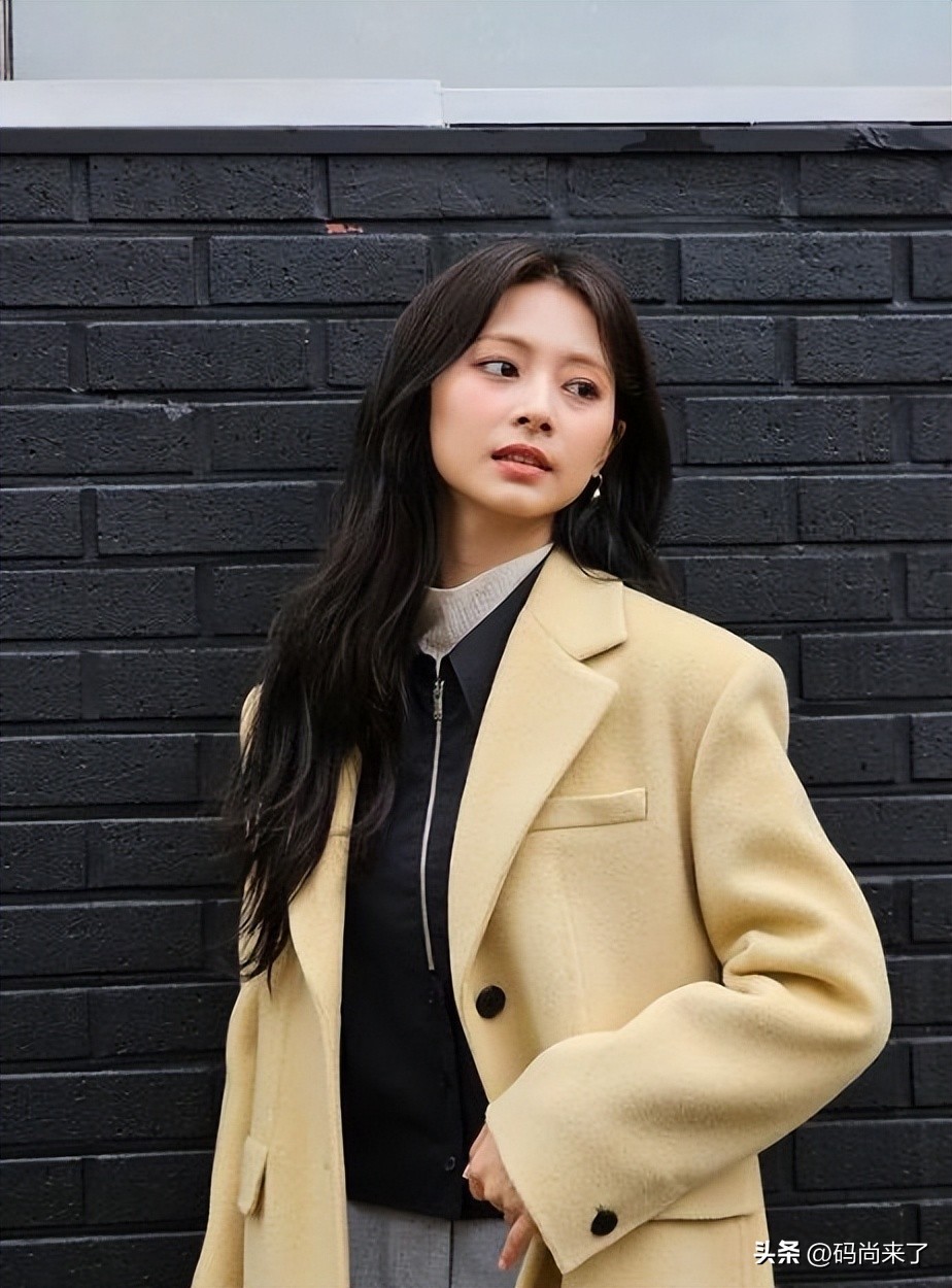 Zhou Ziyu "biting her tongue and squinting her eyes" reveals her recent ...