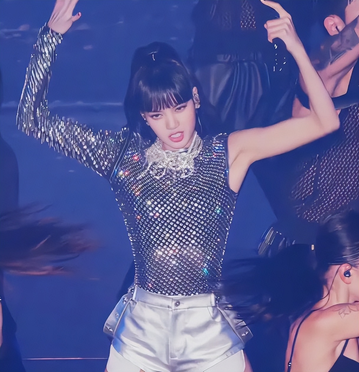The reason and impact of Lisa crying at the concert - iMedia