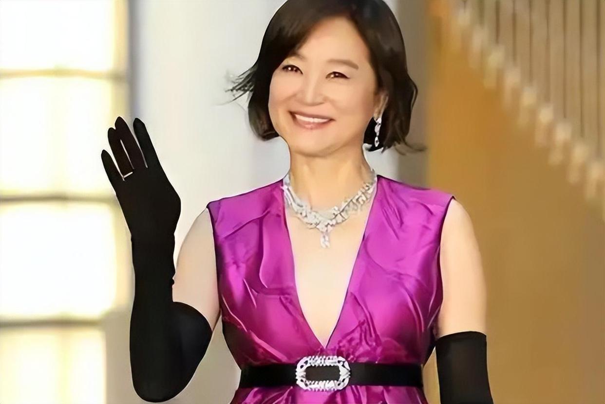 Lin Qingxia came back to build momentum, and it was difficult to hide the traces of the years ...