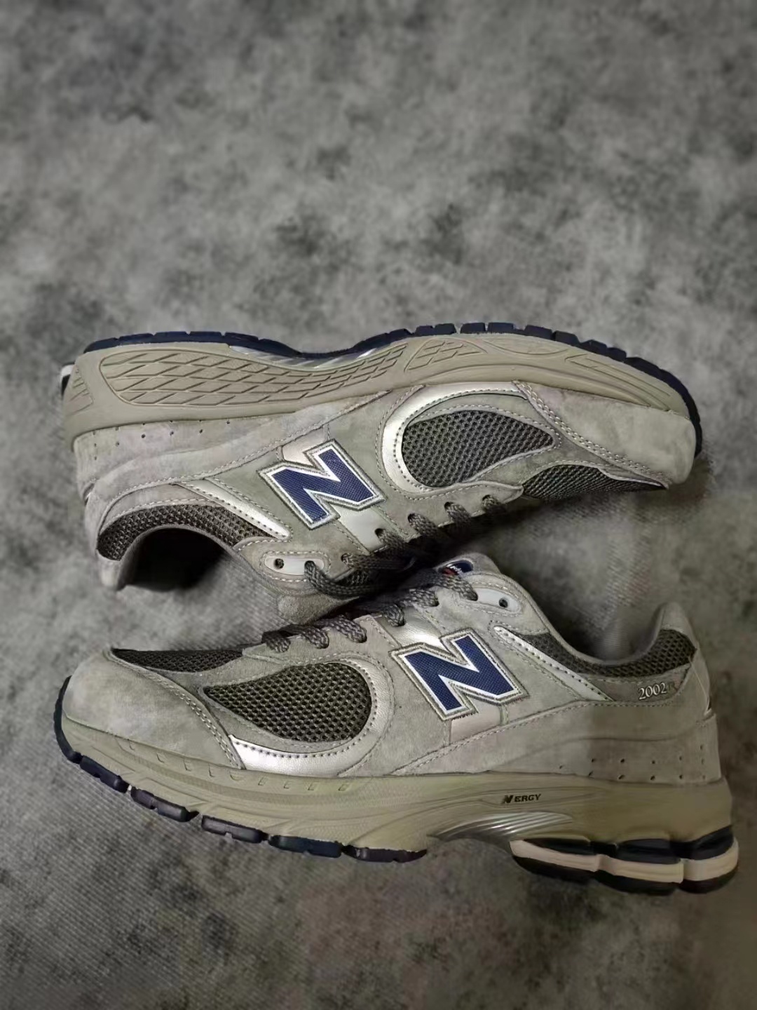 The dark gray 2002R is too cool - iMedia