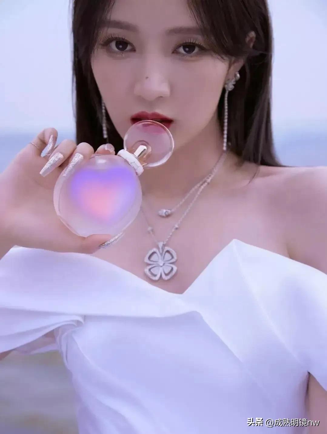 Fashionable and avant-garde Meng Jia, charming and beautiful photos ...