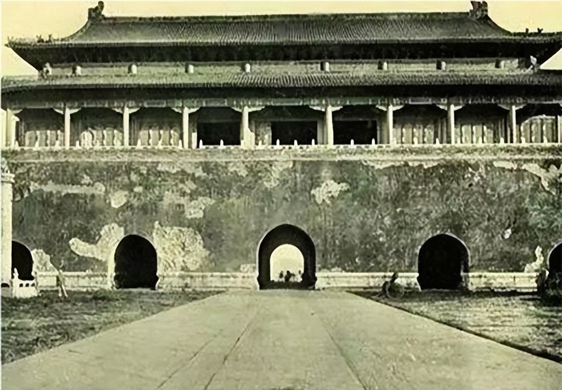 Old Shadows: The Daqing Gate has lost its wall, the Great Wall is ...