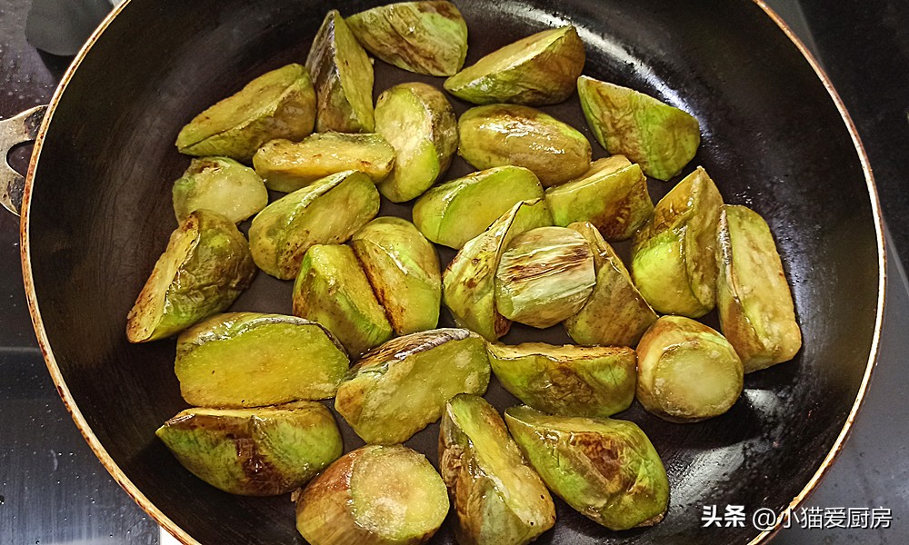 Braised eggplant in this way has a sweet and sour taste, not greasy at ...