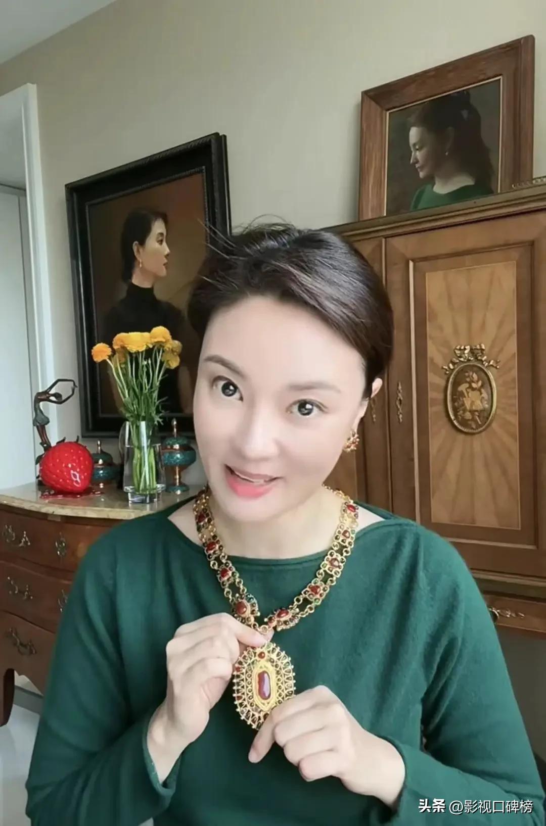 The famous host Liu Fangfei went to Egypt again after 21 years. - iMedia