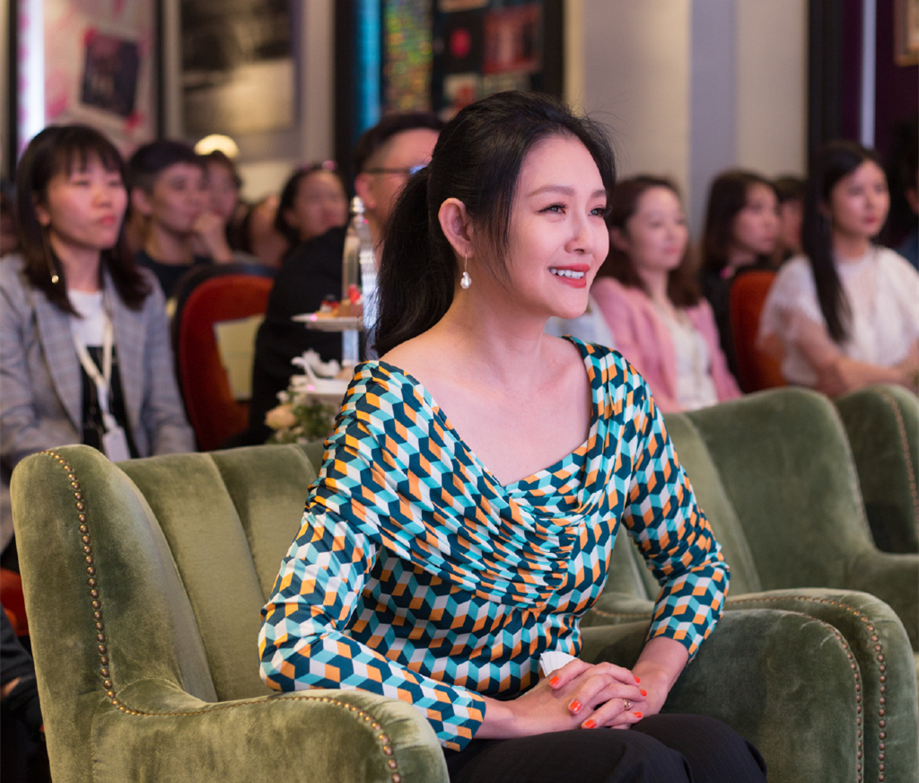 The sonorous red rose, the three-eighth big S, Xu Xiyuan's love is only ...