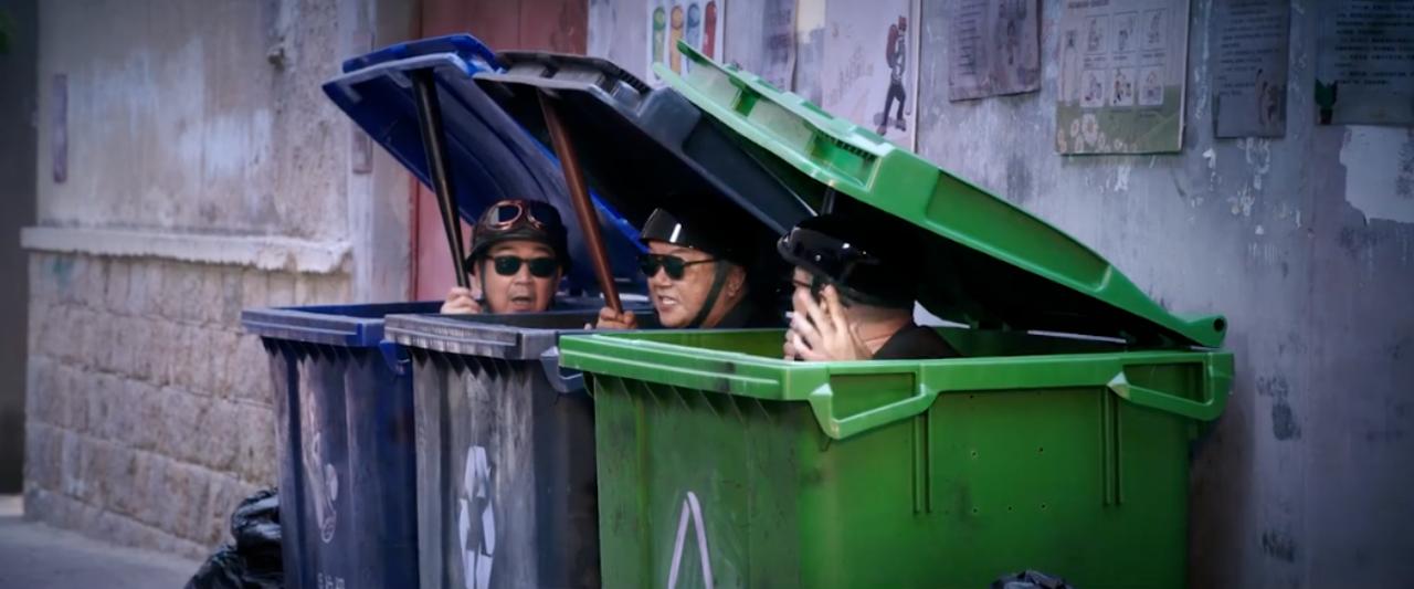 73-year-old Wang Gang drilled into the trash for filming!Wearing a ...
