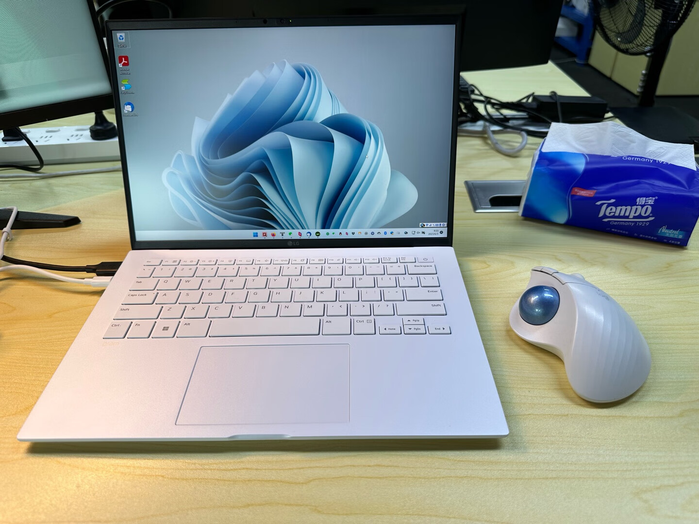 LG gram 14-inch thin and light notebook, 72Wh capacity battery, only ...