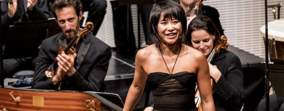 Yuja Wang's jersey and her conductor boyfriend! - iNEWS