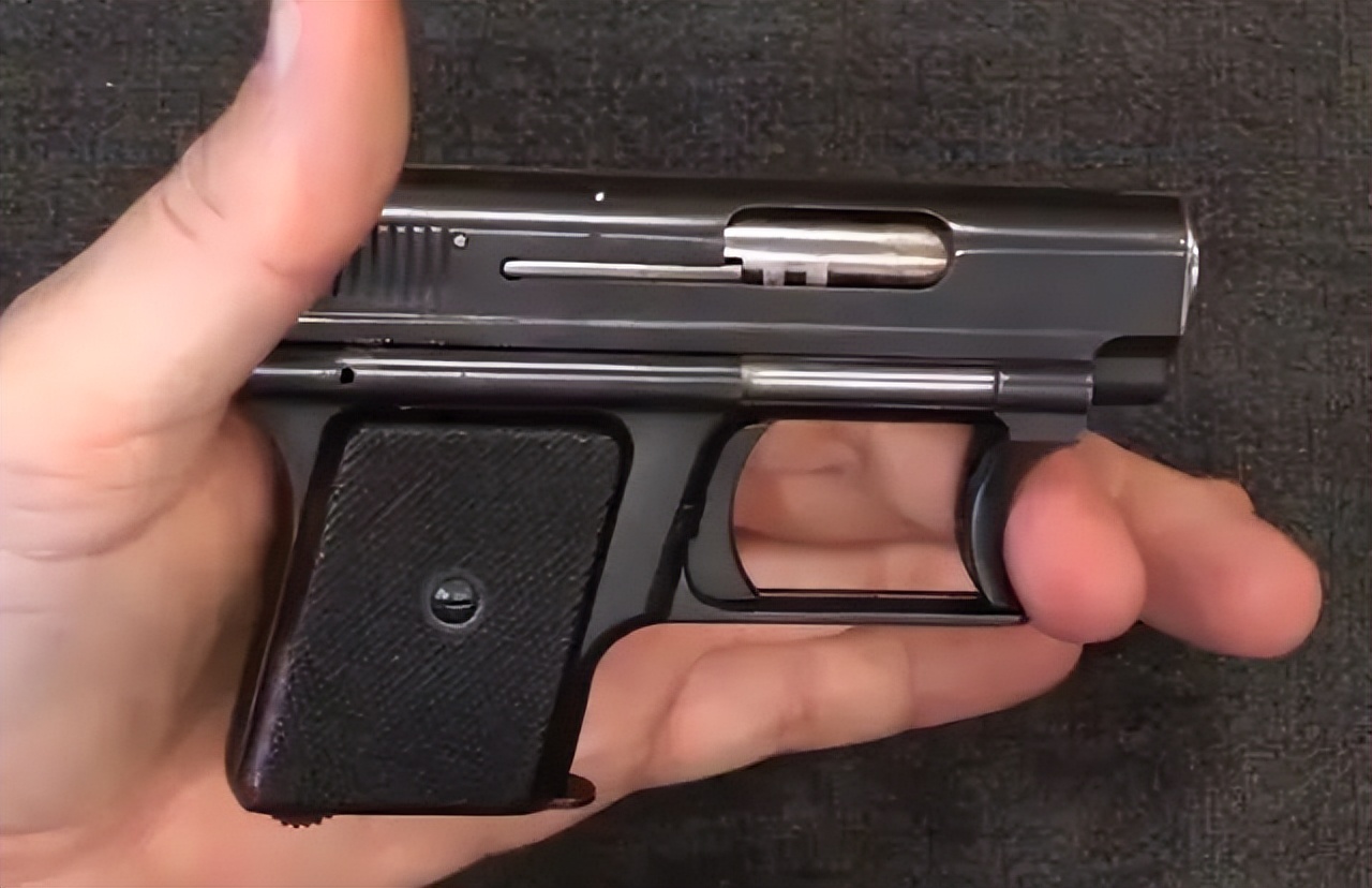 One-handed loading function of the pistol, pull the trigger guard to ...