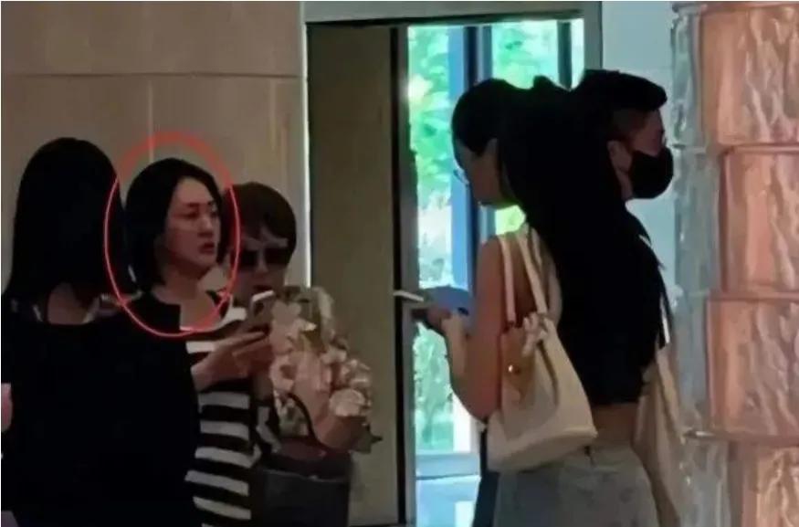 45-year-old Little S has red and swollen eyes after taking her husband ...