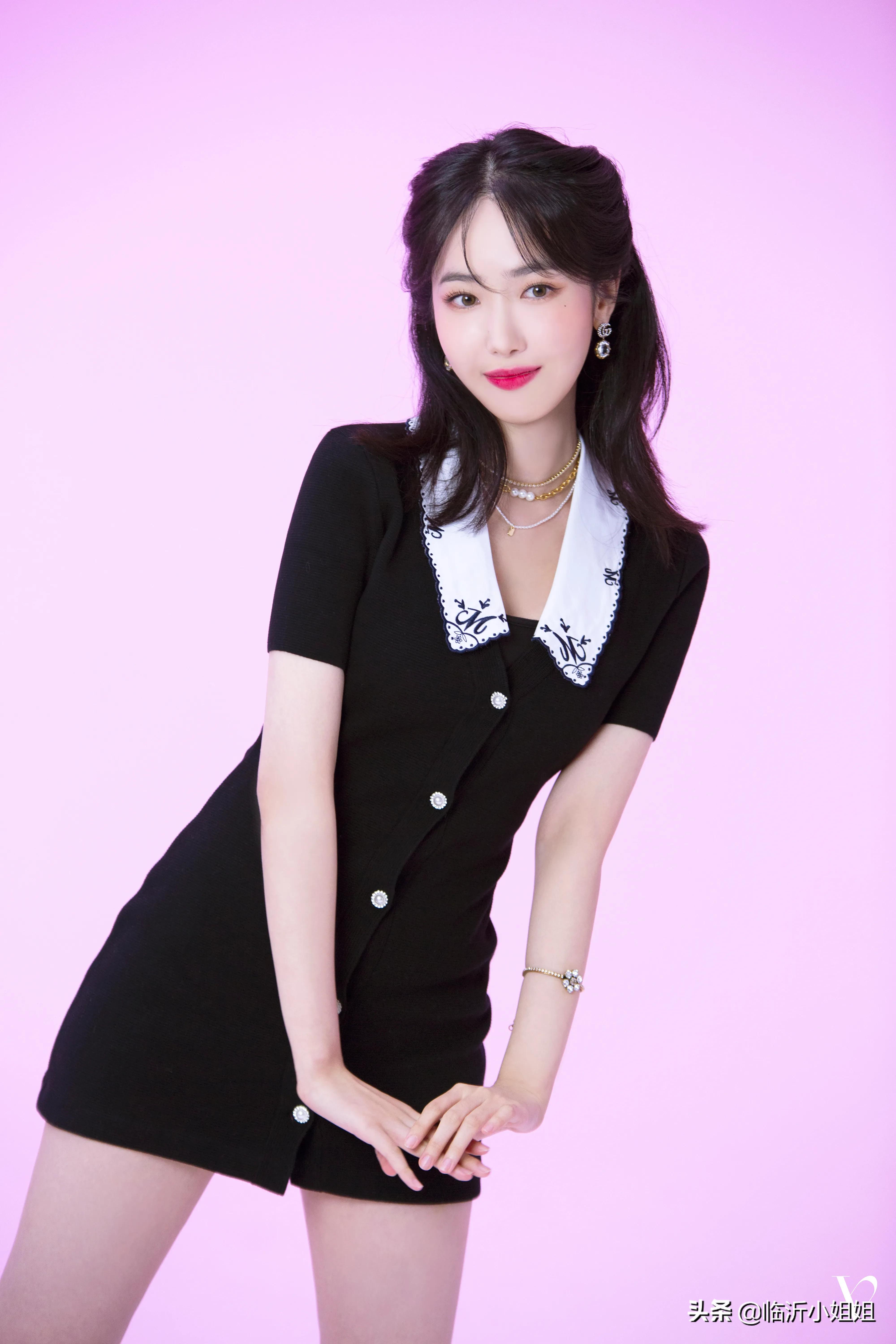 Huang Enfei, a refreshing and beautiful young girl, with a tender and ...