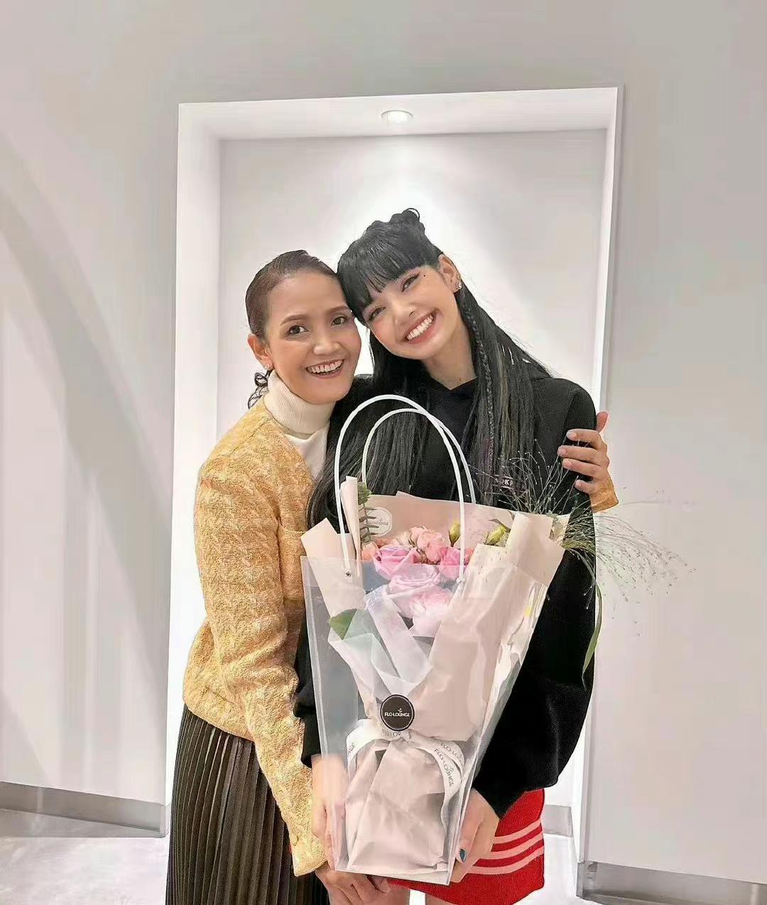 Lisa's mother watched the BLACKPINK concert and hugged and took a photo ...