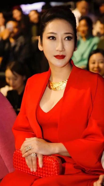 Beautiful actresses with great contrast in and out of the play - iNEWS