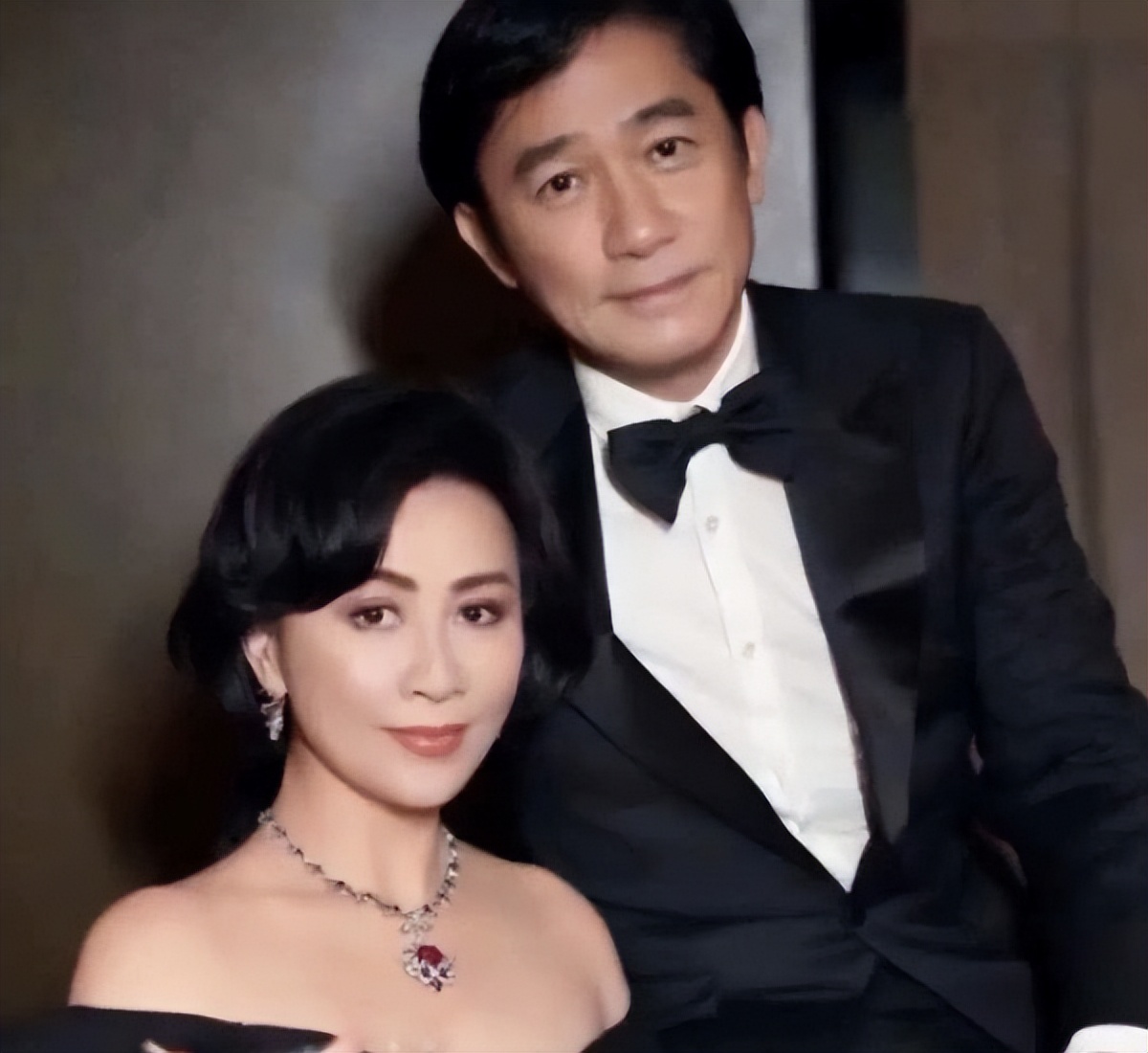 Liang Chaowei was kissed by a rich woman, and Carina Lau gave her ...