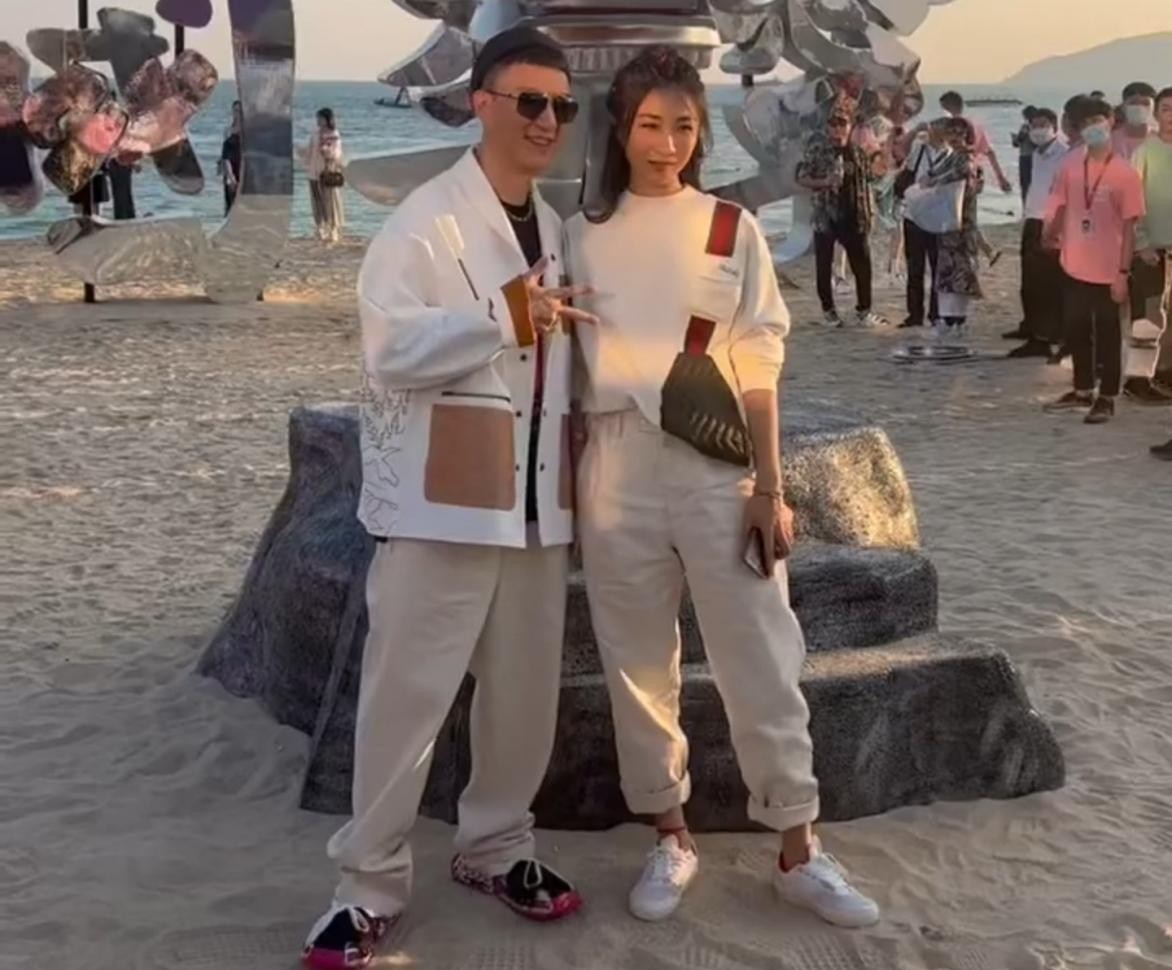 Honglei Sun and his wife attended the event, Wang Jundi's slender body and features are ...