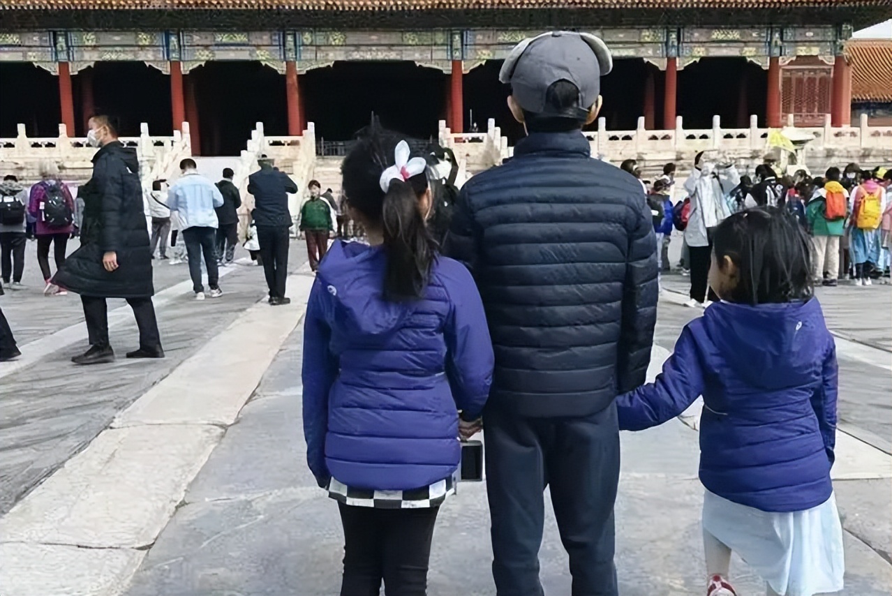 Huo Qigang's family went on a trip, the three children's faces were exposed, and Guo Jingjing's ...