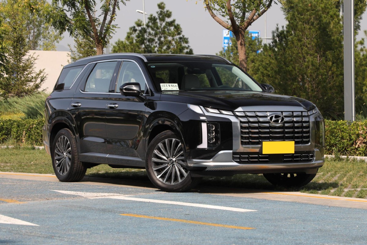 The car is nearly 5 meters long, purely imported and equipped with a 3 ...