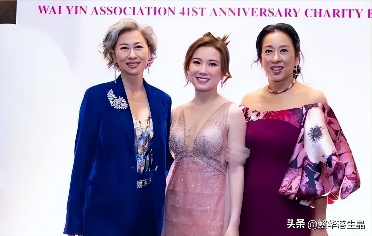 Zhu Lingling attended the event, wearing an off-the-shoulder long dress ...