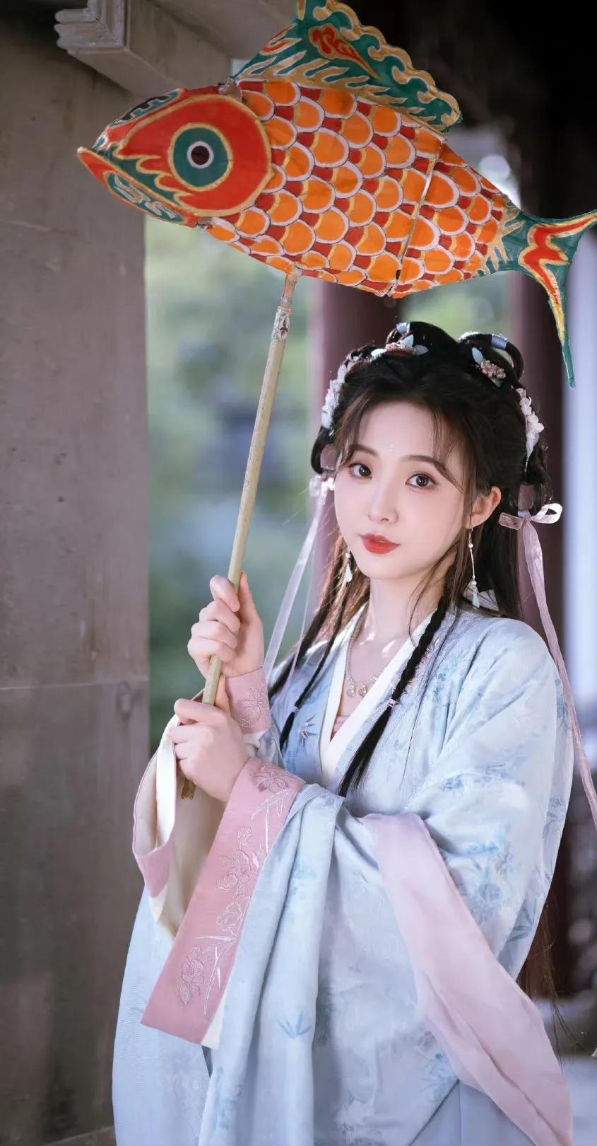 Zheng Naixin is beautiful no matter in ancient costumes or modern ...