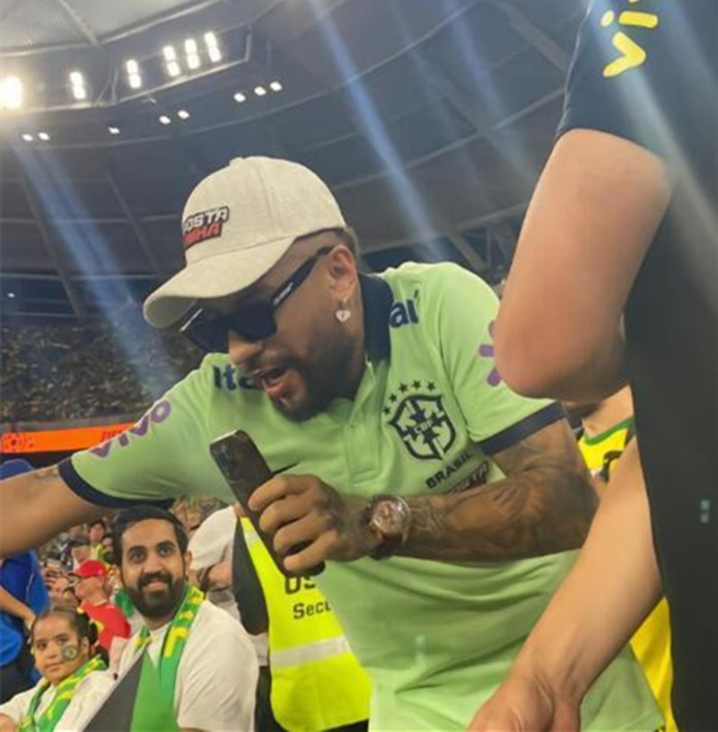 Pretty similar!The World Cup is a lot of fun, the fake Neymar appeared ...