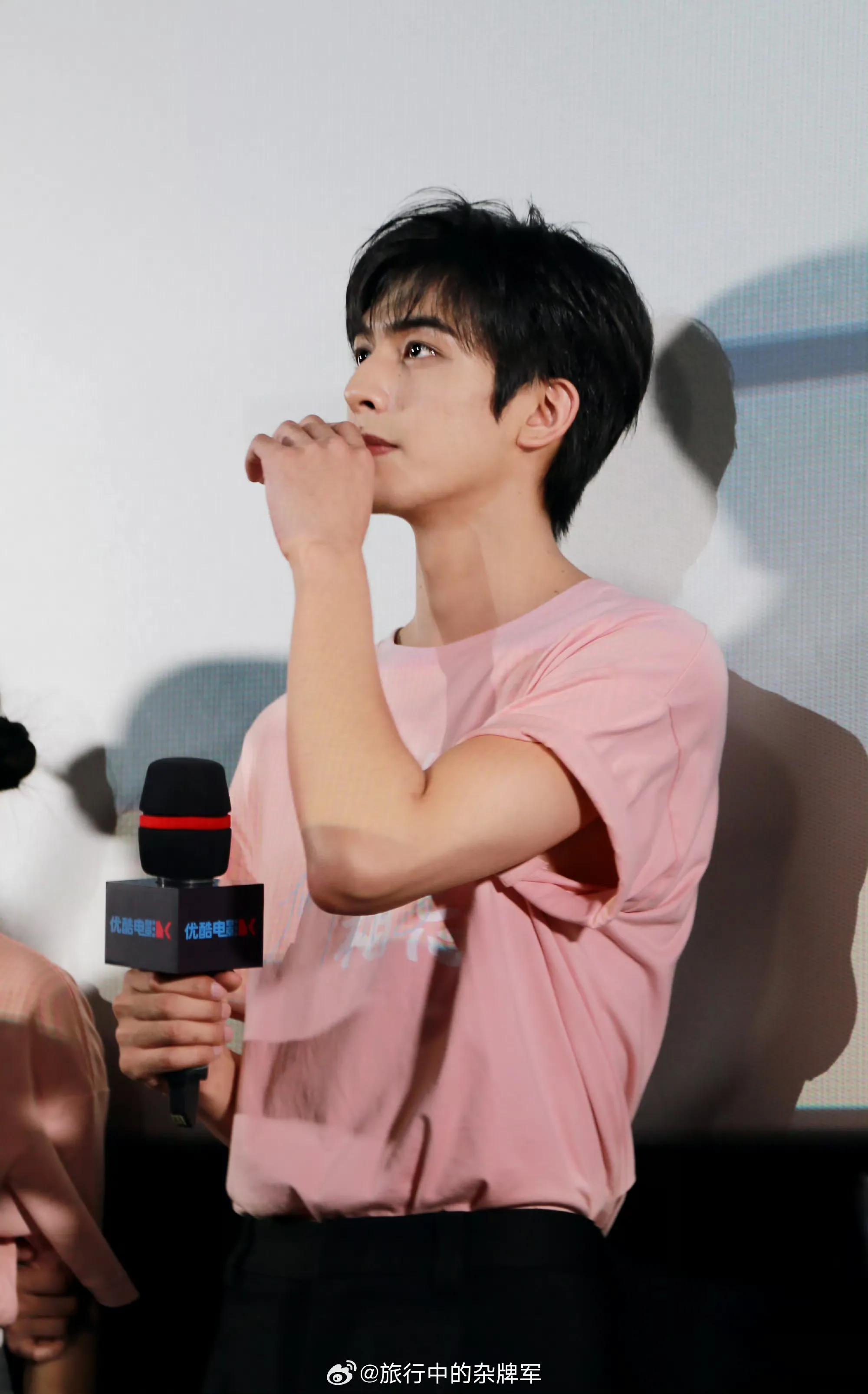 The premiere of the movie "Forget Each Other" starring Song Weilong and Liu Haocun is in the ...