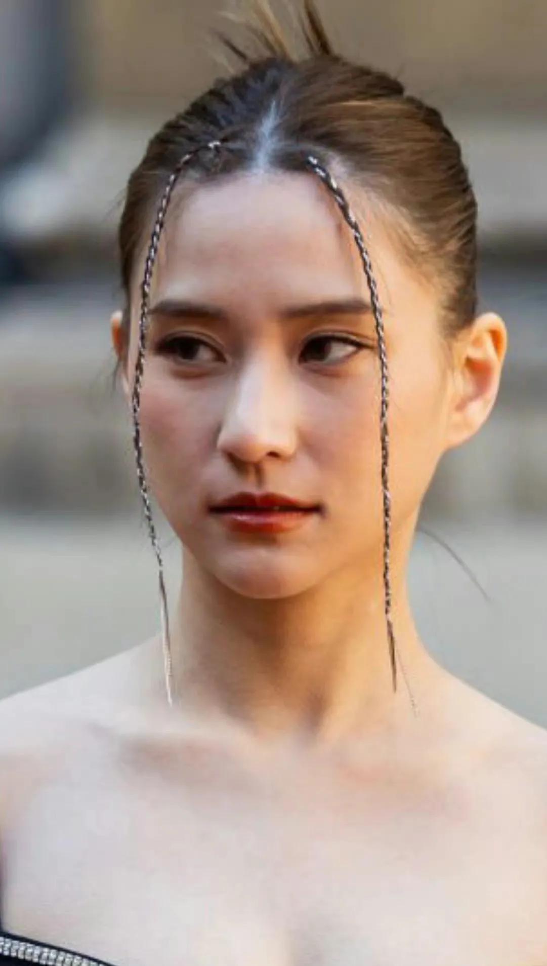 Cockroaches must become a new trend? Fashion Week female stars' hip ...