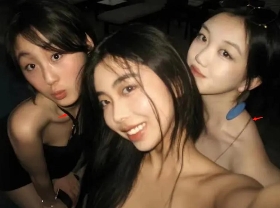 16-year-old Li Yan's vacation photos: wearing suspenders and Faye Wong earrings with her best ...