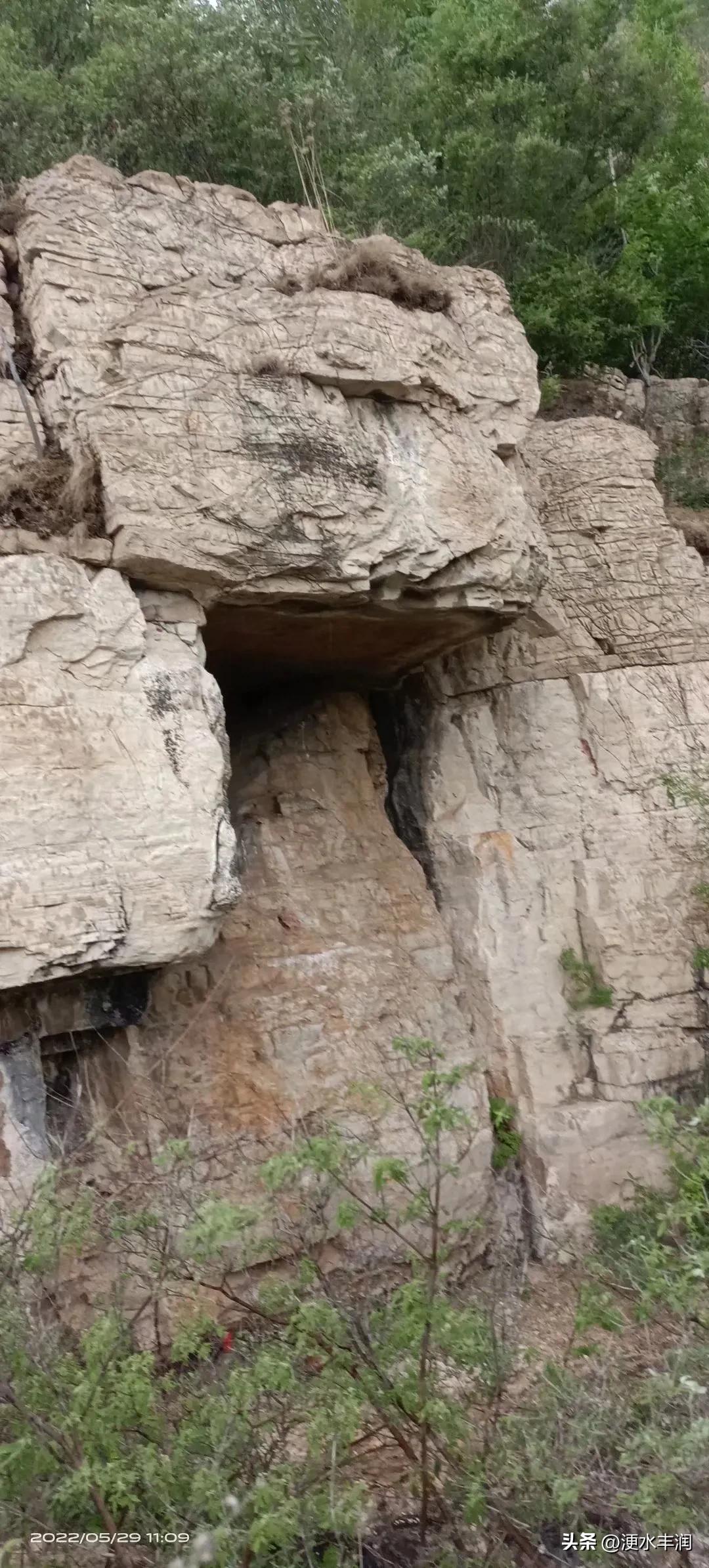 One of the Eight Scenic Spots Inscribed with Gold in the Immortal Cave ...