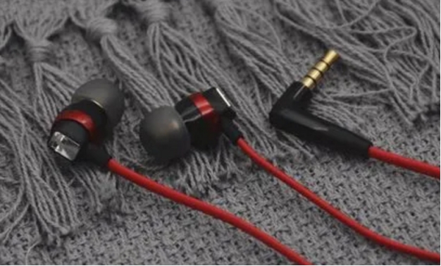 4 types of wired headphones suitable for use with mobile phones, with ...