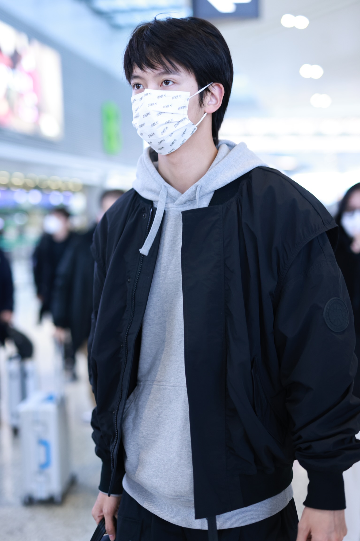 Chen Youwei is handsome in wearing a patterned mask and a sweater with ...