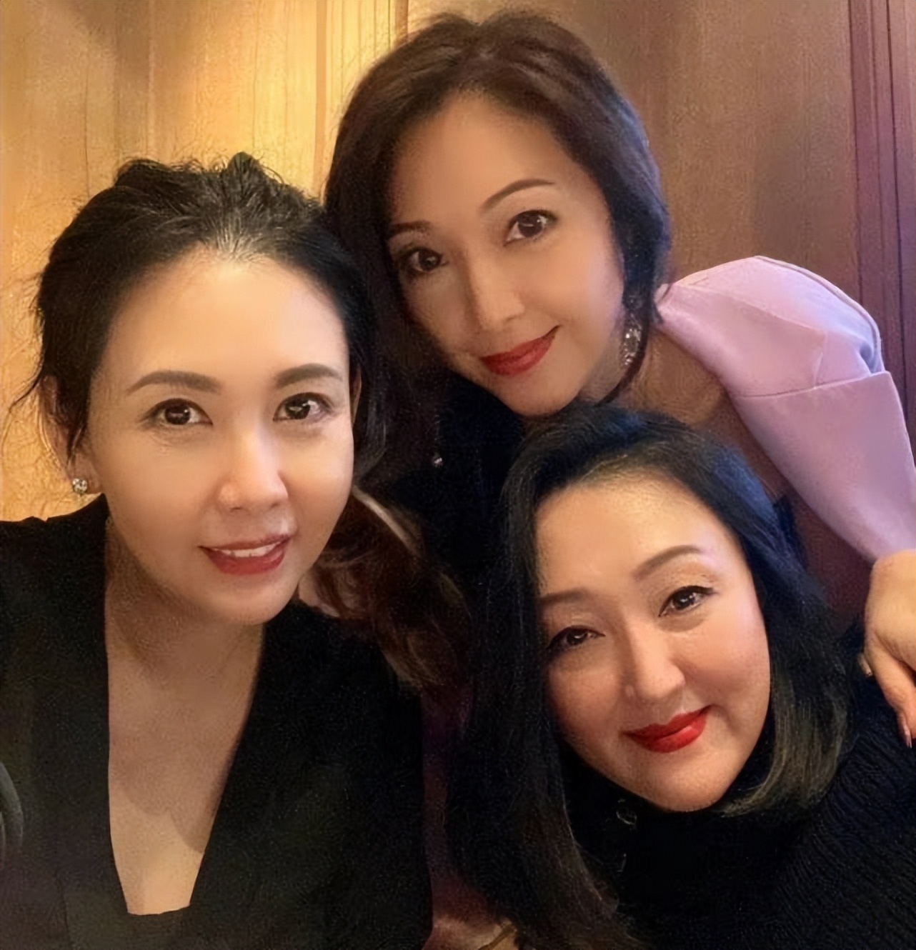 Qiu Shuzhen is still so beautiful, the dress and cardigan show off her ...