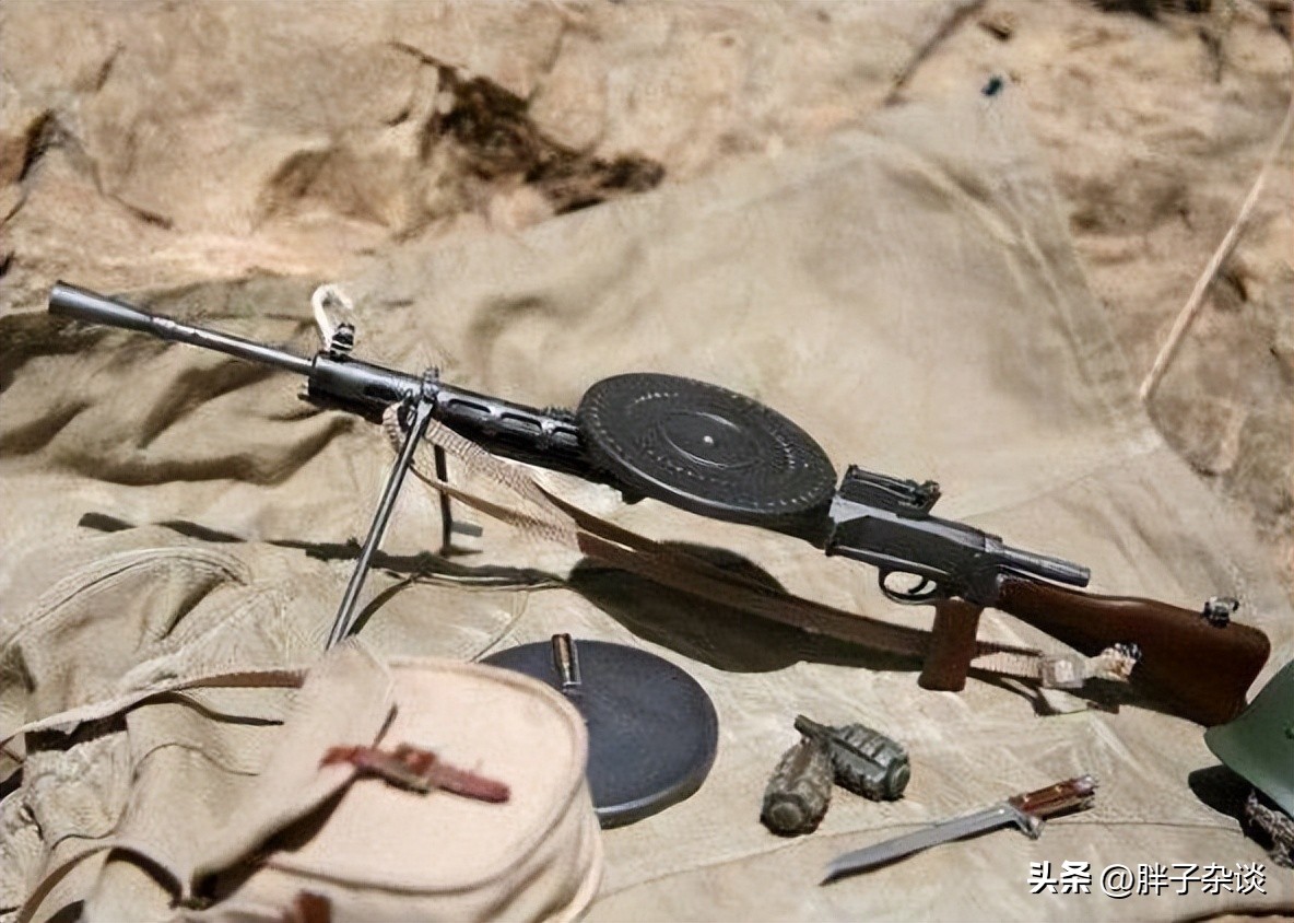 Infantry support weapons during World War II: four types, light machine ...
