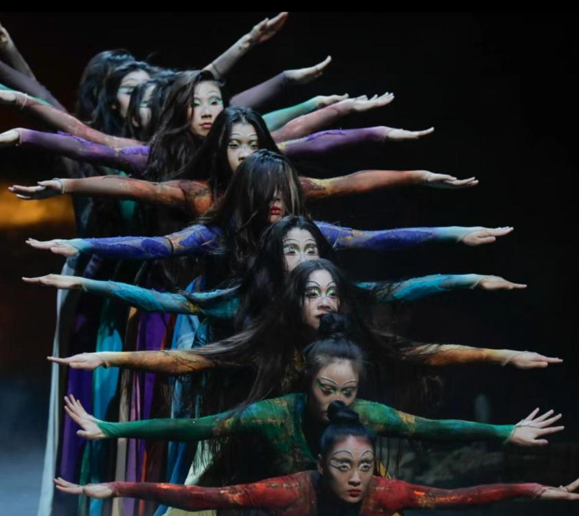 How Embarrassing The Female Dancer Touched The Private Parts Of The