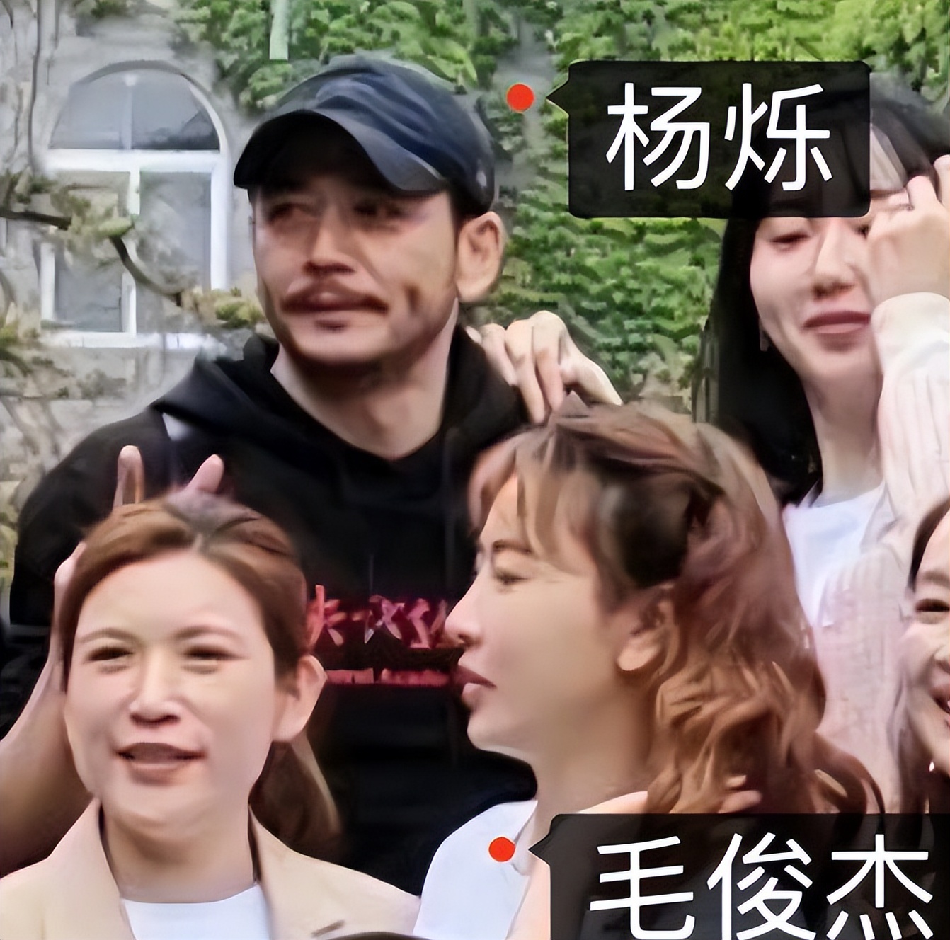 Tang Yan's group photo at a Chinese opera class reunion caused a ...