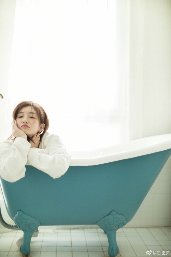 Jiang Shuying's beautiful photos of Jiugongge lying in the bathtub ...