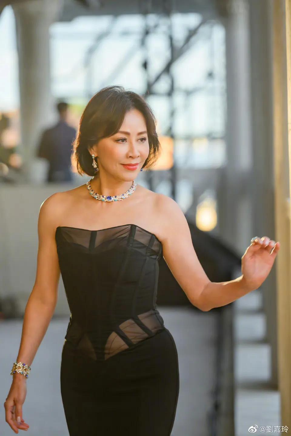 58-year-old Carina Lau took a photo with Yang Yang, calm, confident and ...