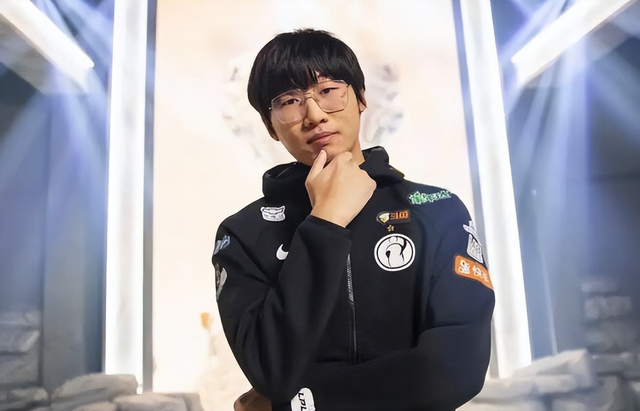 BLG reappears in the transfer period, signs all the old IG, and will re-enact the S8 ...