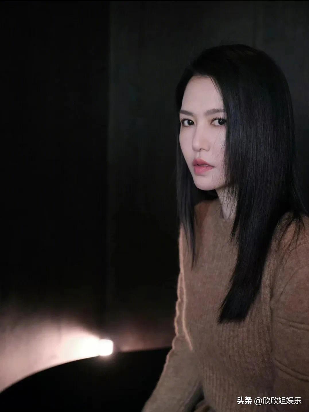 Female star Tan Weiwei - iNEWS