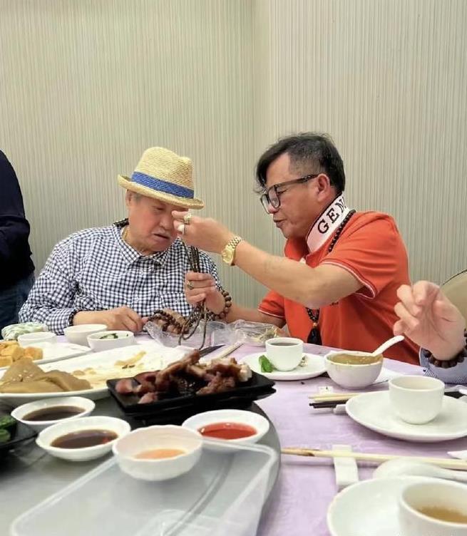 75-year-old Sammo Hung appeared at the wine bureau, his body was thin ...