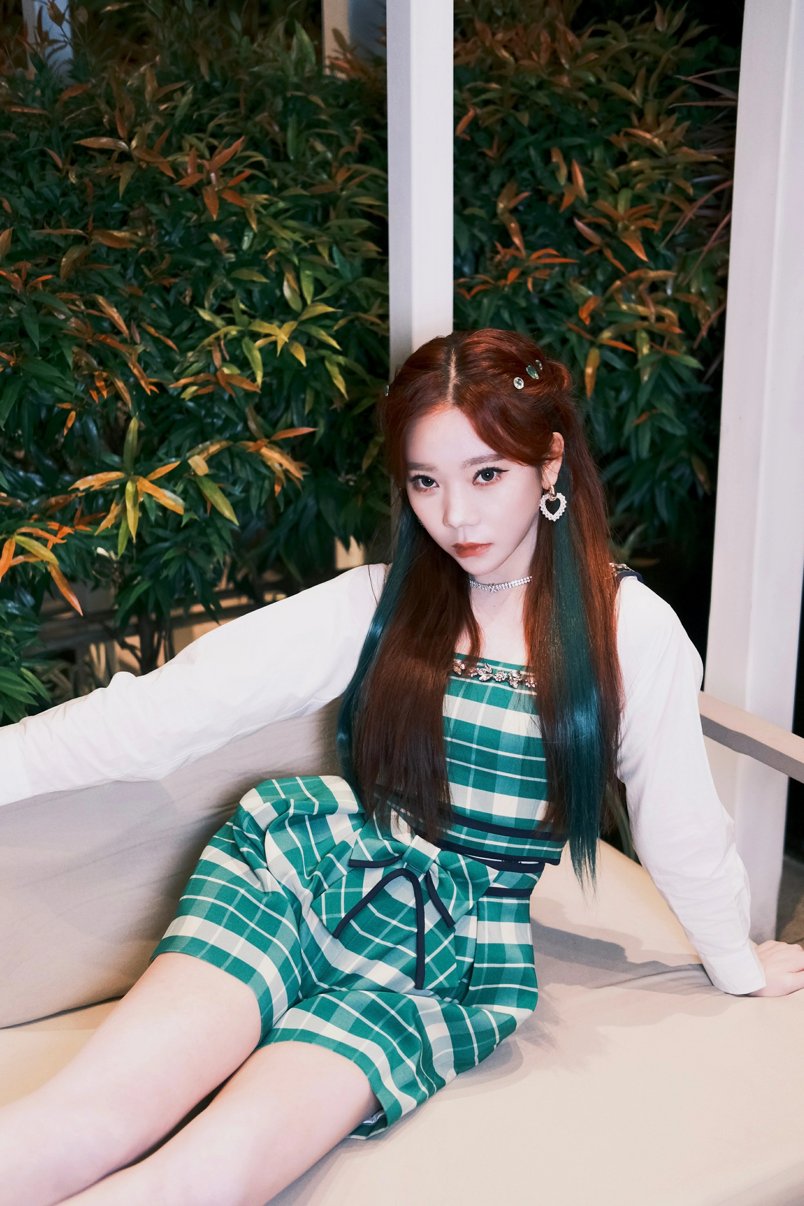 Zhang Zining's green grid hakama playground photo, young and beautiful girl is sweet and cute ...