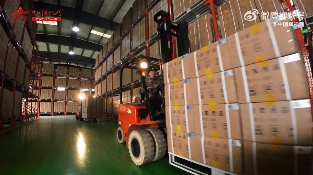 The 21-type military uniform was quickly installed in the troops, and ...