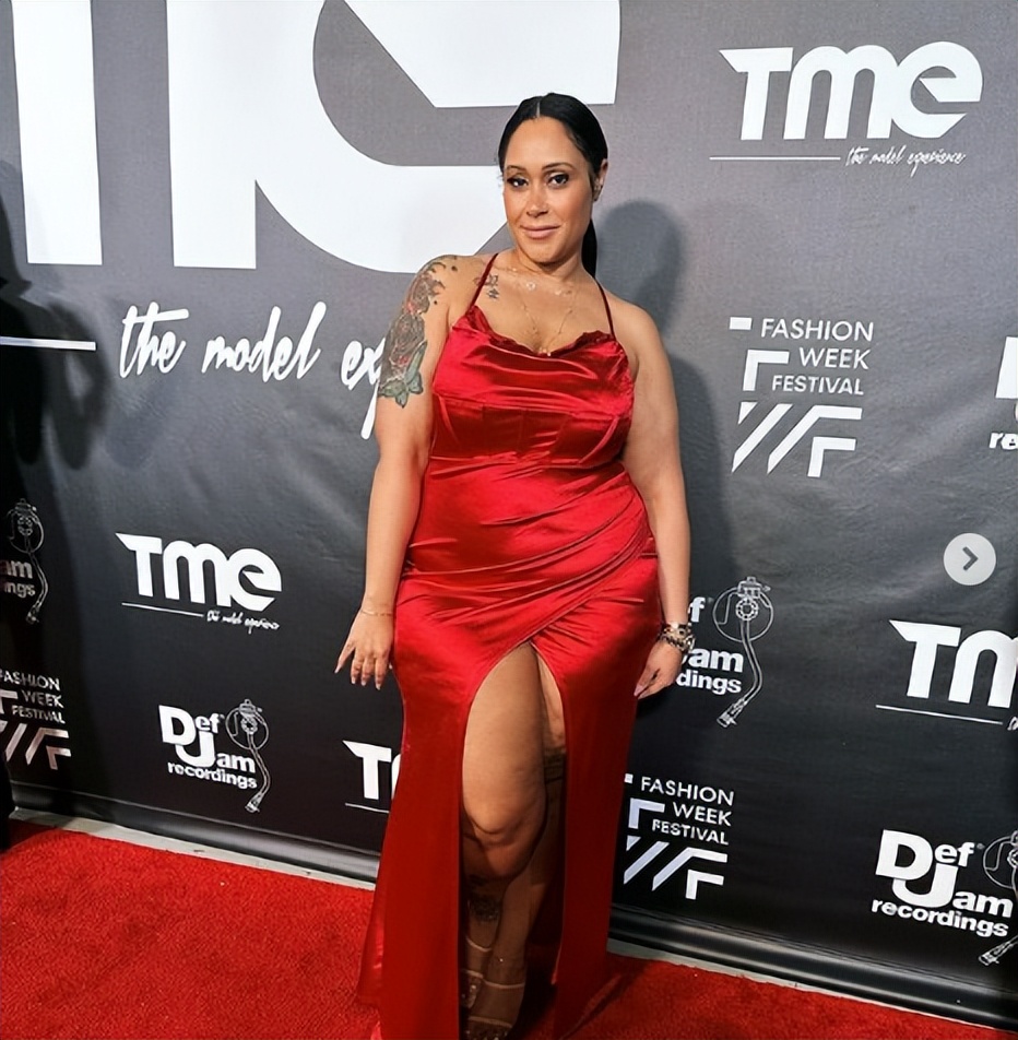 Busty and seductive plus-size model: Amanda Boles - iNEWS