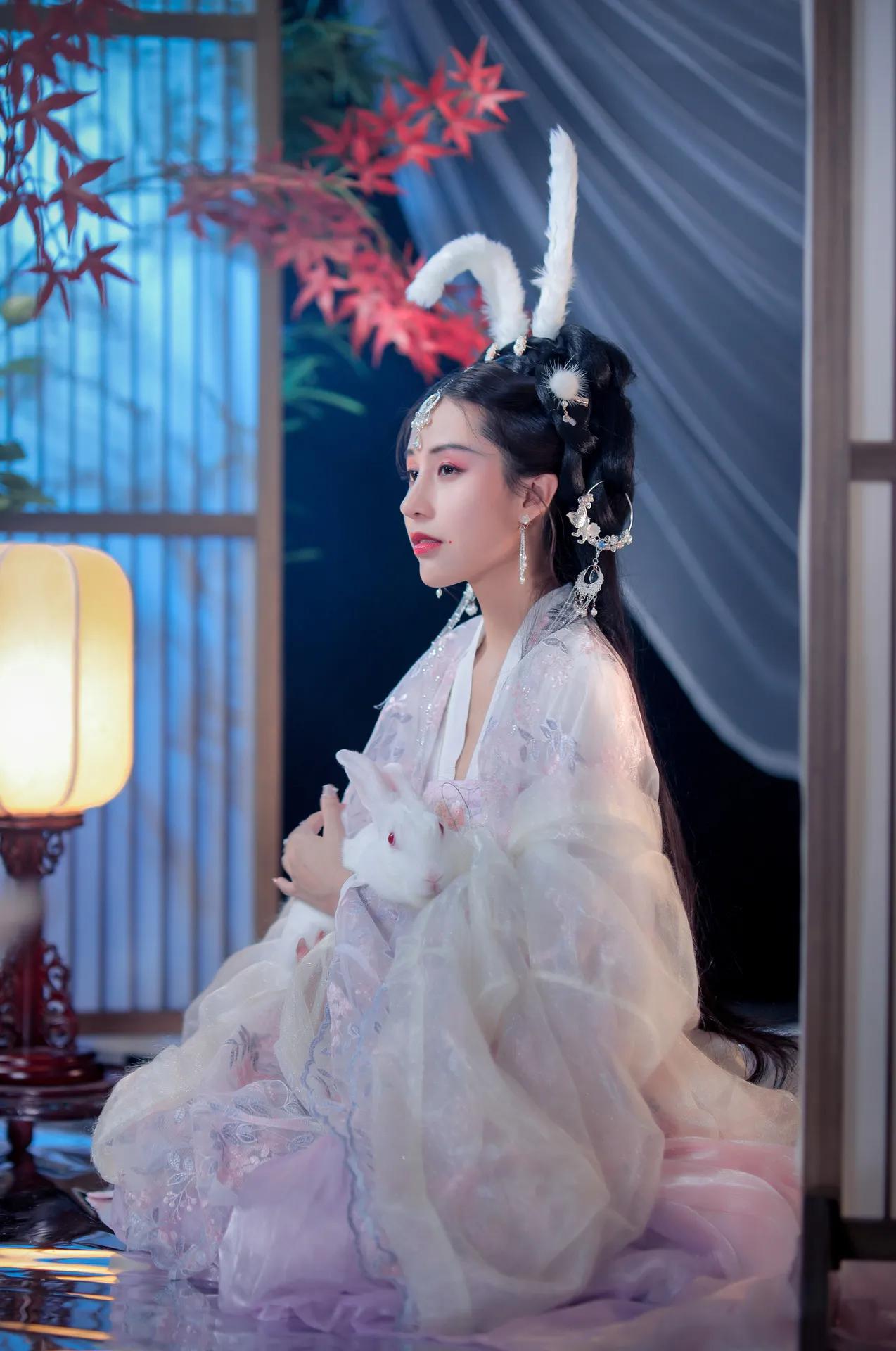 The shadow of the candle on the mica screen is deep, the long river is gradually falling, and ...