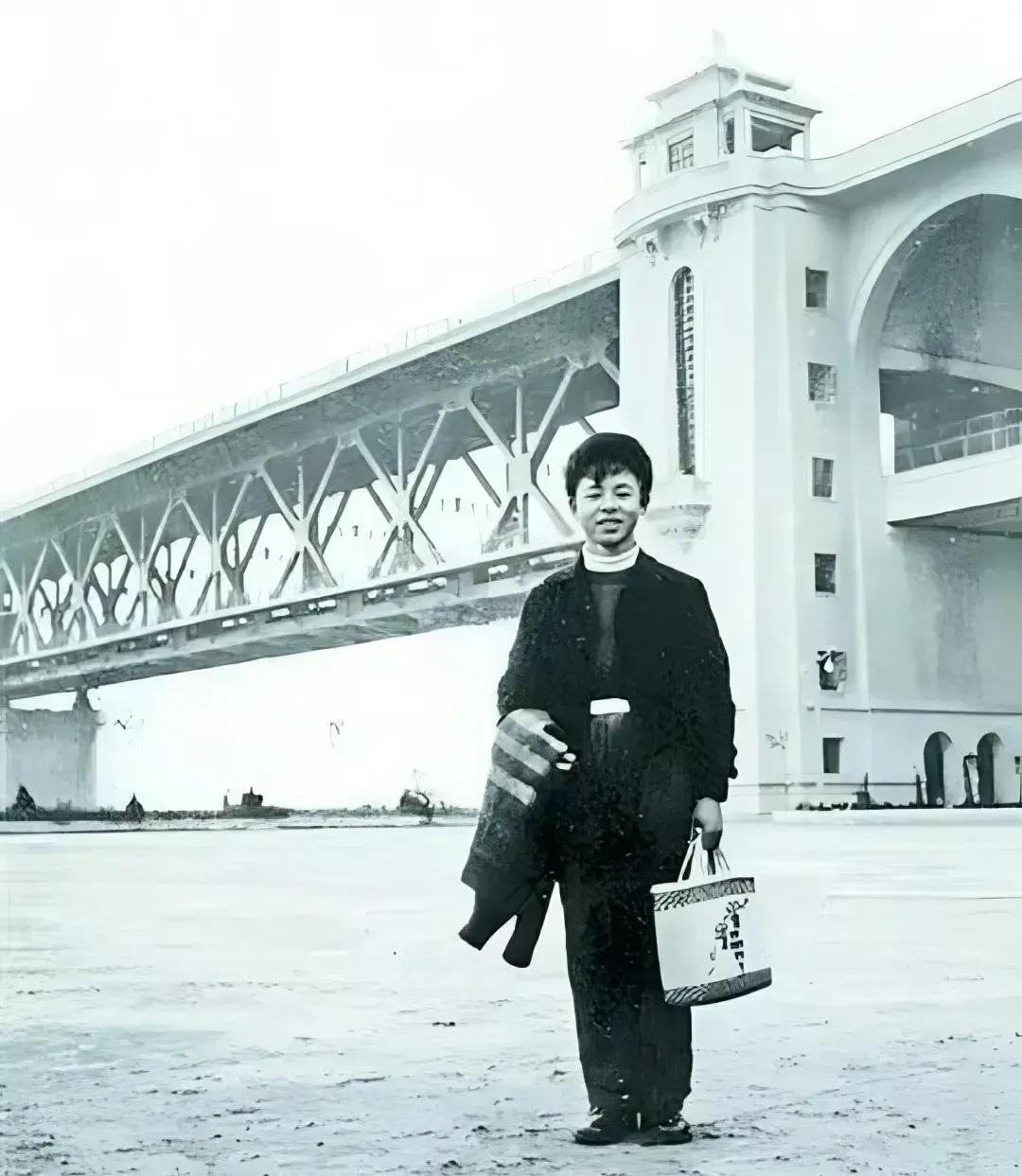 In 1958, Wuhan, this is Lei Feng's favorite photo during his lifetime ...