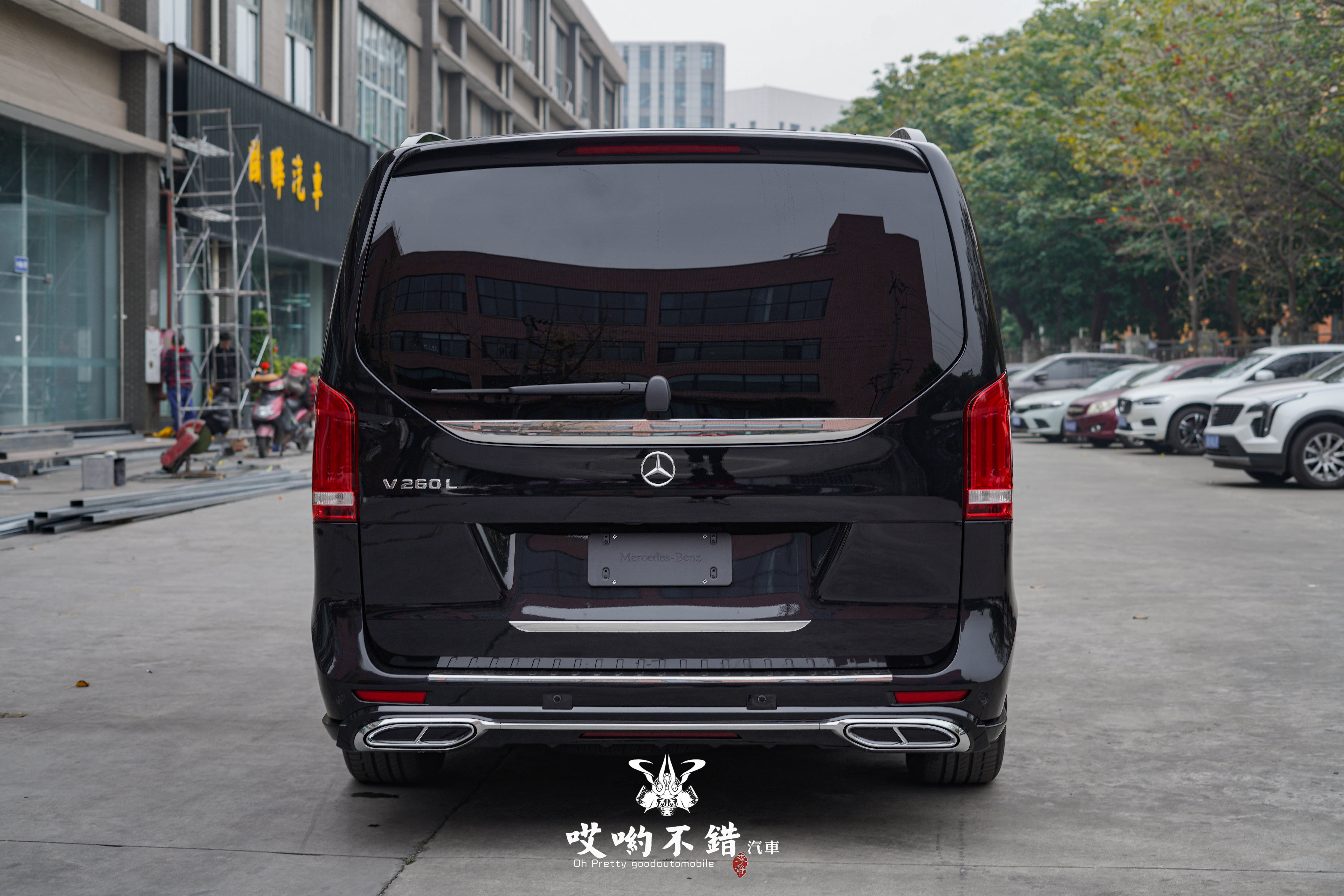 Mercedes-Benz V260 has been upgraded with millions of effects, with a ...